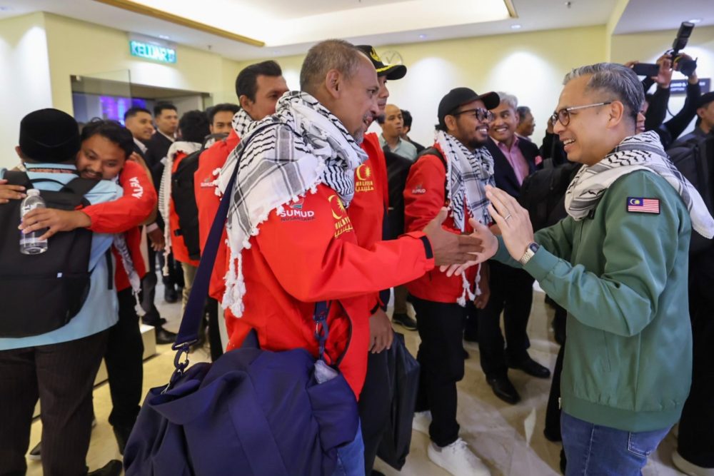 Fahmi, Tok Mat bersama orang ramai sambut 23 aktivis GSF selamat tiba ...